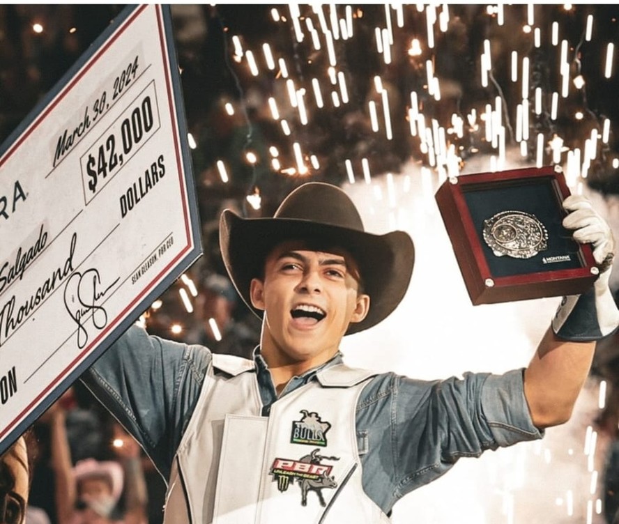 Peão brasileiro de 21 anos domina quatro touros e vence pela 1ª vez na elite da PBR