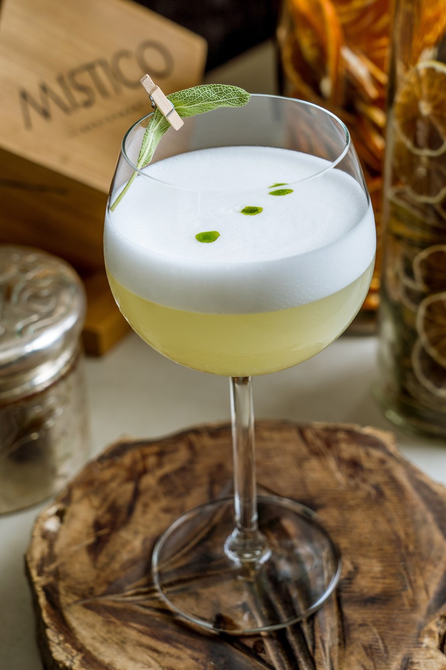 Drink do fim de semana: como fazer gin com licor de ervas