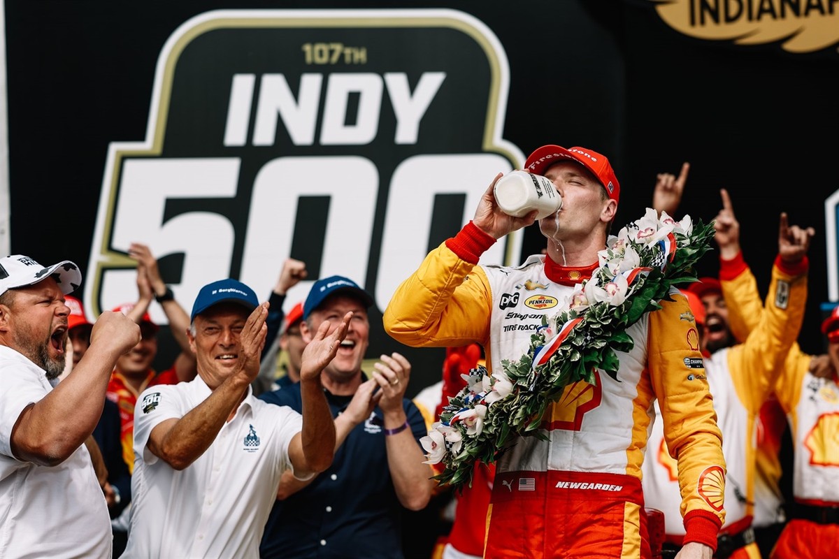 Entenda por que o campeão da Indy 500 comemora a vitória bebendo leite