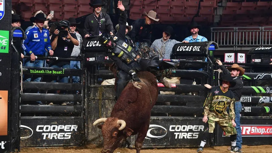 Campeão mundial de 2016 volta da aposentadoria e assume liderança da PBR