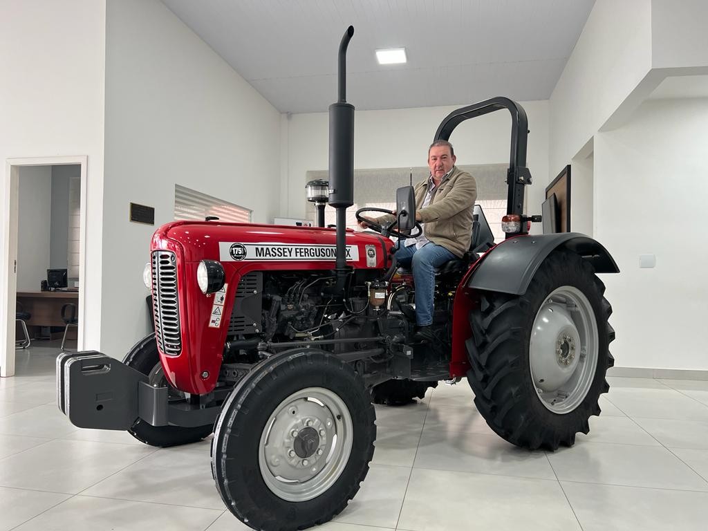 Agricultores preservam tratores antigos e a história no campo