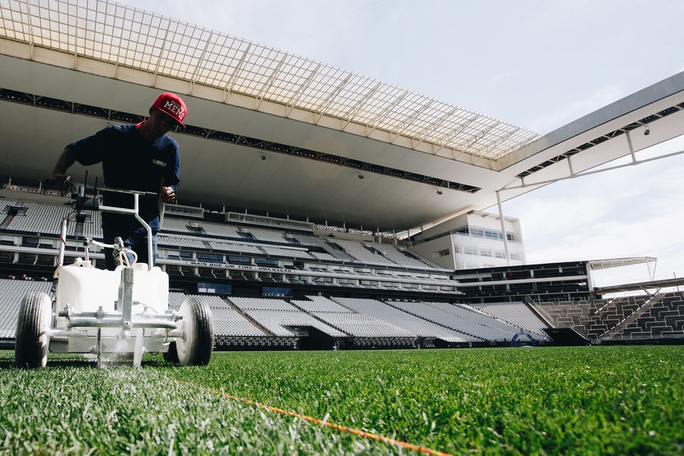 Gramado natural ou sintético? Como se cuida de um campo de futebol