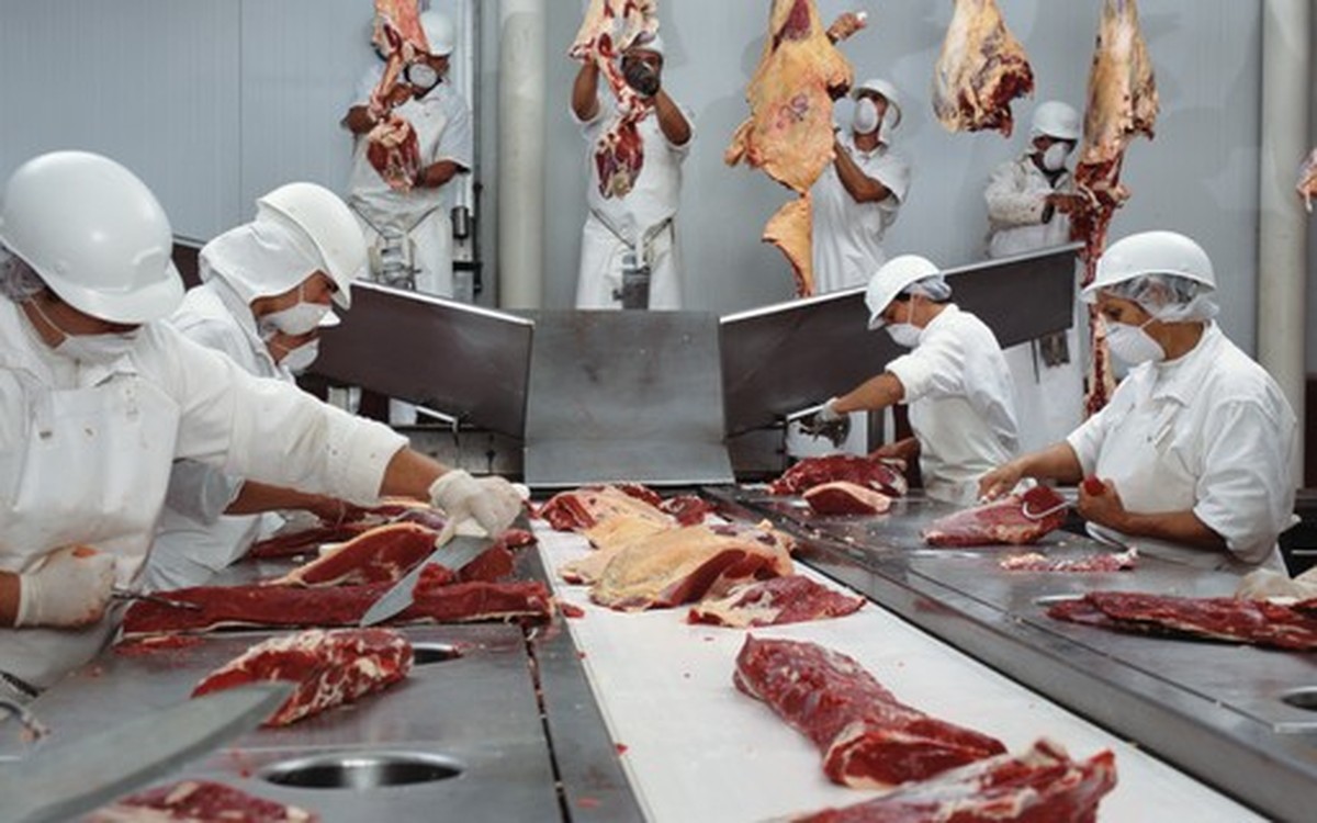 Veto da UE a carnes do Brasil derruba ações de frigoríficos