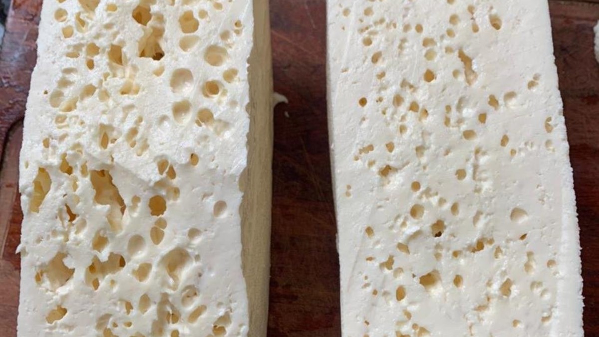 Queijo com furinhos faz mal? Saiba o que são e como identificar ...