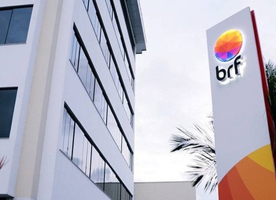 Mais ‘leve’, BRF projeta bons resultados em 2024 e ação sobe 7,42%