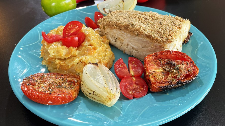 Receita para a semana da Páscoa: como fazer pescada amarela na crosta com purê de cenoura