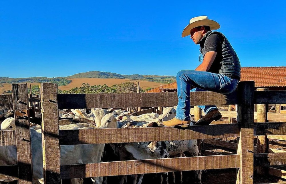 Ex-BBB Caio Afiune lança série de vídeos para mostrar rotina no campo