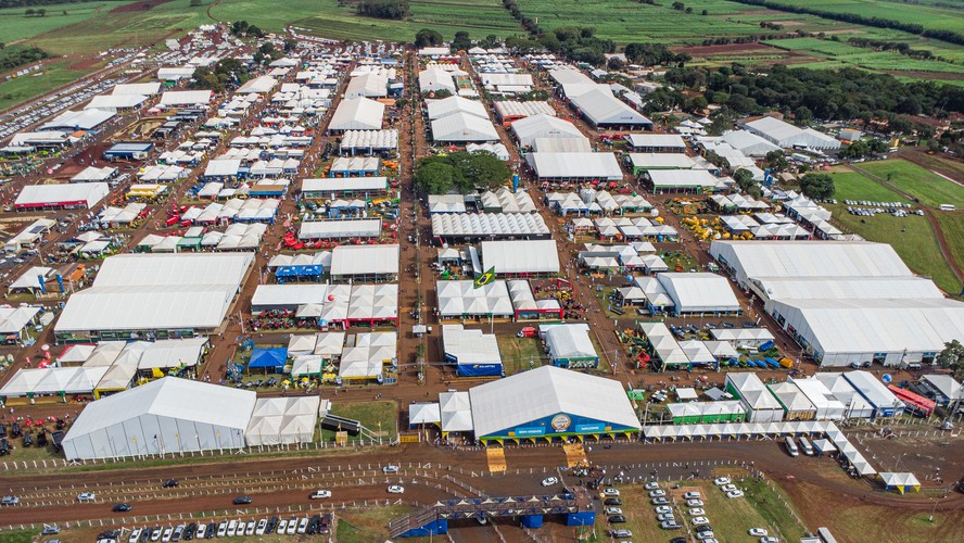 Visitantes da Agrishow descem do carro para organizar fluxo do ...