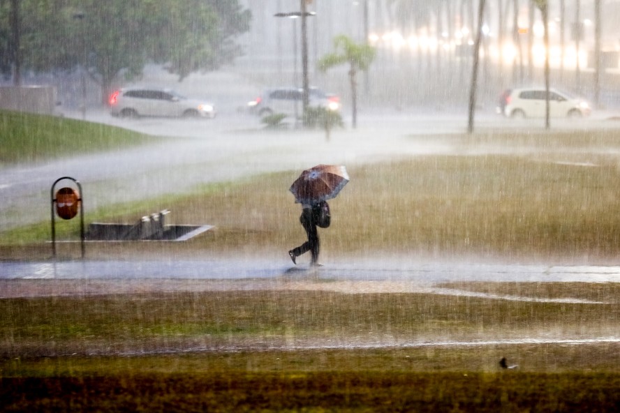 Brasil tem alerta de chuva forte ou tempestade para 20 Estados