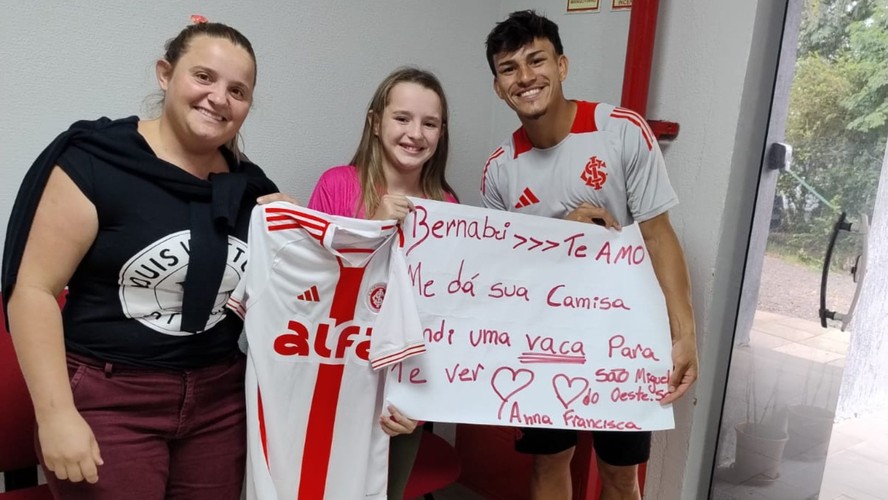 Pais vendem vaca para filha de 10 anos ir ao Beira-Rio e conhecer ídolo ...