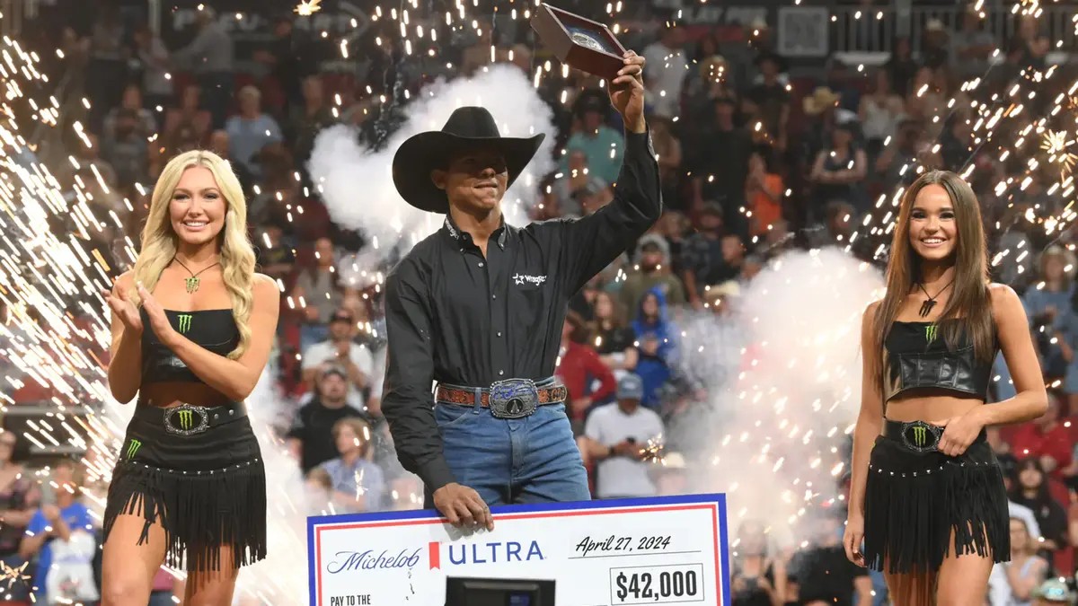 Cássio Dias vence de novo e vai para a final mundial da PBR